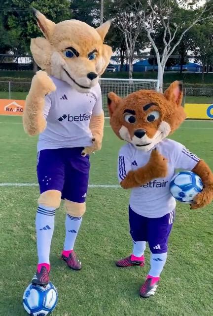 No Aniversário De 20 Anos Do Raposão Cruzeiro Repagina Mascote