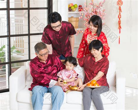 年庆祝横幅迷你亚洲家庭在礼品盒和装饰品旁 包图企业站