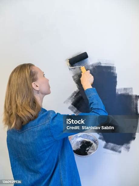 롤러를 가진 예쁜 여자는 벽을 검은 색으로 칠합니다 홈 수리 개념 공간을 복사합니다 수직 뷰입니다 45 49세에 대한 스톡 사진 및 기타 이미지 Istock