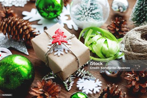 선물 리본 공과 나무 배경에 다른 녹색 장식크리스마스와 새해 배경 빨간 크리스마스 트리 기호 공예 종이에 포장 된 선물 0명에 대한 스톡 사진 및 기타 이미지 Istock