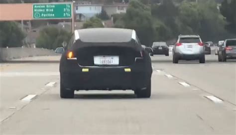 일반 도로 주행 중인 테슬라 모델3 프로젝트 하이랜드 포착 케이벤치 주요뉴스