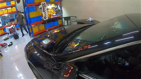 현대자동차 그랜저 Ig 차량의 전면유리교체 앞유리교환 수리이후에 바로 차량의 운전이 가능하도록 열처리 경화건조를 하는 영상입니다 이처리를 통해 앞유리처짐 들뜸등을