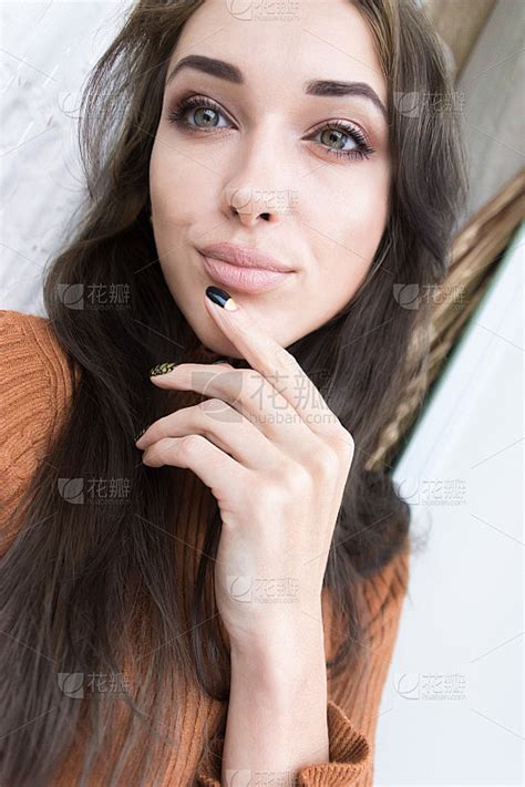 自拍美丽的年轻苗条的女孩