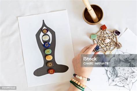 치유 차크라 크리스탈 그리드 요법 건강 치유 명상 스트레스 해소 휴식 정신 건강 영적 수행을 위한 보석 의식 에너지 에너지 개념 차크라에 대한 스톡 사진 및 기타 이미지