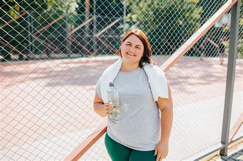 피트니스의 즐거움 만족 과체중 여성 휴식 과체중에 대한 스톡 사진 및 기타 이미지 과체중 야외 여자 Istock