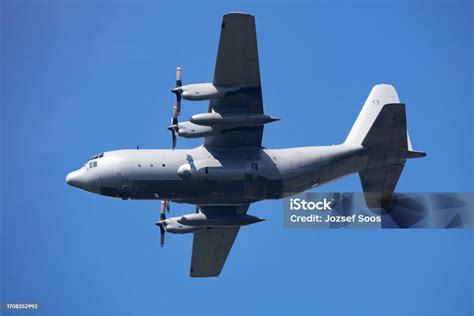 공군 기지에 있는 제목 없는 군용 수송기 공항과 비행장 공군과 육군 비행 작전 항공 및 항공기 에어 리프트 군사 산업 날고 날다 비행기에 대한 스톡 사진 및 기타 이미지
