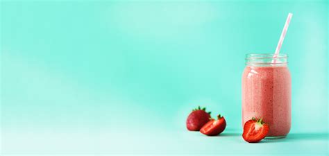 파란색 배경 복사 공간에 채식주의 딸기 스무디와 병 배너입니다 여름 음식 개념 채식 다이어트입니다 신선한 딸기와 핑크 스무디 0명에 대한 스톡 사진 및 기타 이미지 Istock