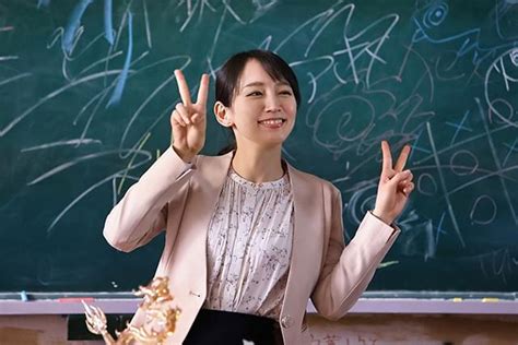 「gメン」吉岡里帆扮する瞳先生の場面写真公開 美人教師が豹変する瞬間をとらえたキャラクターpvもお披露目 映画ニュース 映画 Com