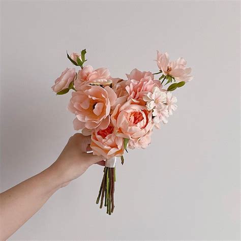 Instagram의 꽃길여정 실크플라워 작업실님 피치코랄 부케🍑💕 ⠀ 사랑스러운 피치코랄 색상의 꽃을 가득 담아 제작한 피치코랄 부케입니다 ⠀ 설레이는 봄느낌을
