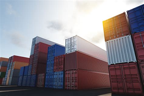 컨테이너 지점에서 임시 보관 적재 하역 및 분류를 위한 적재된 화물 표준 컨테이너의 창고 하늘을 배경으로 맑은 화창한 날에 전문 사이트에 여러 가지 색상의 컨테이너가 많이