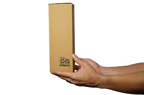 흰색 바탕에 재활용 표시가 있는 갈색 판지 상자를 들고 있는 손 재활용 상자 선택에 대한 아이디어 흰색 배경에 배달용 골판지 상자 갈색에 대한 스톡 사진 및 기타 이미지