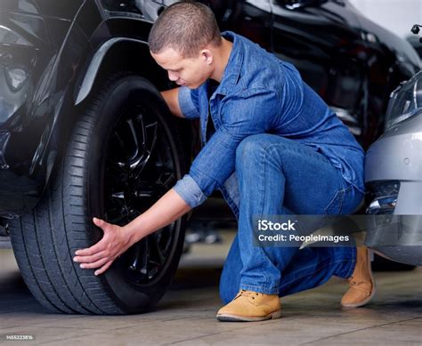 차고 차량 유지 보수 또는 서비스에서 사람 자동차 정비사 및 타이어 교체 바퀴 타이어 수리 또는 안전 검사에 종사하는 자동차 작업장 또는 자동차 상점의 전문가 전문가 및