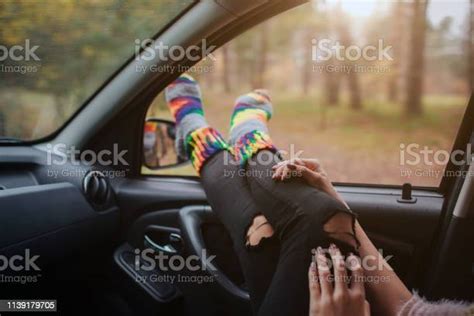 가 자동 여행 자동차의도로 여행 중에 여자의 Cose 업 자동차 대시 보드에 따뜻한 양말에 여자 발 발에 대한 스톡 사진 및 기타 이미지 Istock