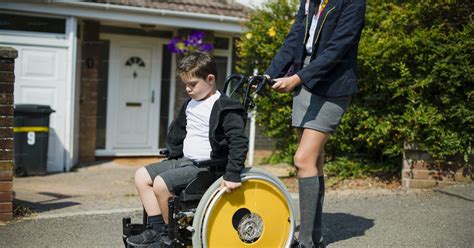 휠체어에 탄 동생을 밀고 있는 소년 사진 Unsplash의 장애인 이미지