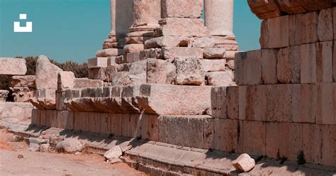 기둥이있는 석조 구조물 사진 Unsplash의 무료 암만 이미지