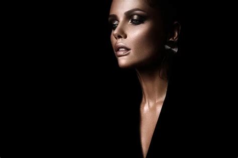 Купить и печать на заказ Картины Девушка на черном фоне Карандаш