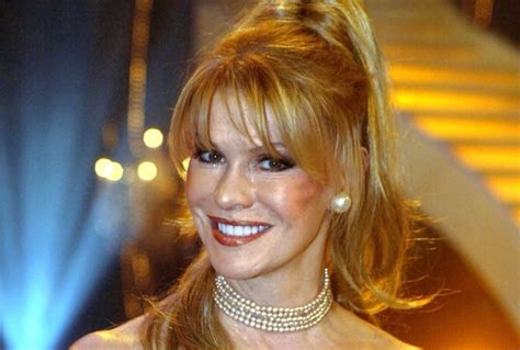 Жената со официјално НАЈМНОГУ ПЛАСТИЧНИ ОПЕРЦИИ ВО ИСТОРИЈАТА на 68 години изгледа како да има