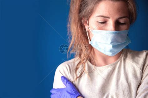 戴着防护手套和口罩的年轻女性高清图片下载 正版图片308017165 摄图网