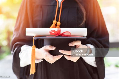 졸업 여자 졸업 모자를 너무 자랑 스럽게 인증 가운에 마침 졸업 교육 성공 개념에 대 한 행복을 닫습니다 개념에 대한 스톡 사진 및 기타 이미지 Istock