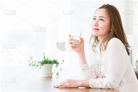 女人 塑胶 现代 饮用水 中国 儿童 朝鲜半岛 日本人 仅一个女人 女孩图片 女人图片素材 花瓣网