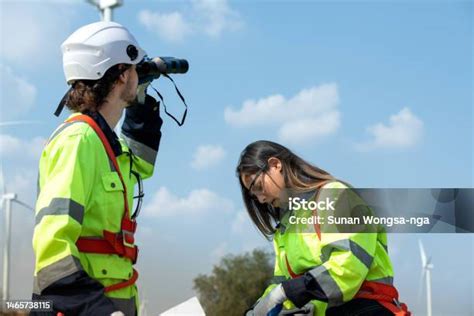 자연 에너지 풍력 터빈 현장에 주둔하는 남녀 엔지니어 풍력 에너지를 전기로 변환하는 주요 풍력 터빈 운영에 대한 일일 감사 작업 2명에 대한 스톡 사진 및 기타 이미지