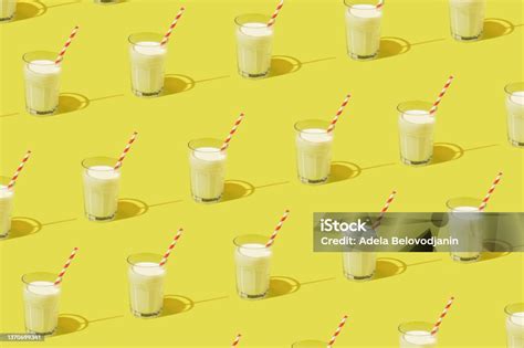 밝은 노란색 배경에 우유 한 잔과 빨간색과 흰색 종이 짚으로 만든 창조적 인 패턴 복고풍 미적 스타일 최소한의 창조적 인 개념 패턴에 대한 스톡 사진 및 기타 이미지