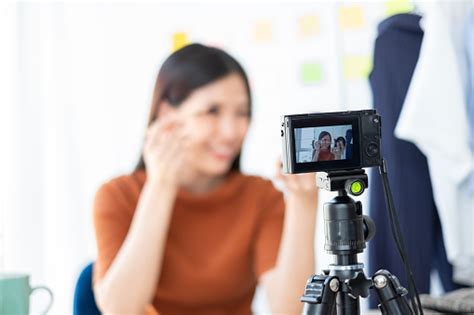 아시아 여자 뷰티 블로거 인터넷 온라인 방송 라이브 스트리밍을 통해 화장품 자습서 메이크업을 위한 Vlogger 교육 Live Event에 대한 스톡 사진 및 기타 이미지