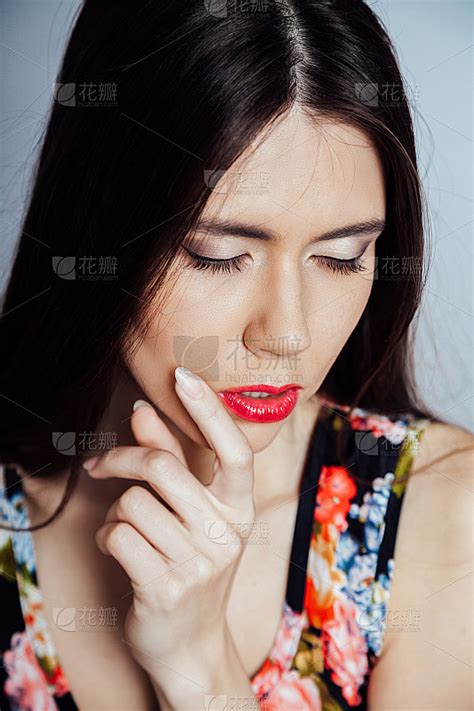 在工作室摆姿势的好女孩