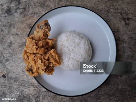맛있는 나시 아얌 고렝 파하 바와 크리스피 또는 접시에 밥을 곁들인 바삭한 프라이드 치킨 드럼스틱 음식 메뉴 상의 모습 0명에