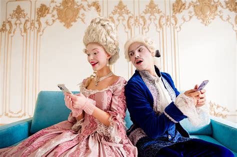 귀족 의상을 입은 우아한 커플이 복고풍 궁전 인테리어에서 현대 기술을 즐기고 있습니다 16 17 살에 대한 스톡 사진 및 기타 이미지 16 17 살 20 24세 2명