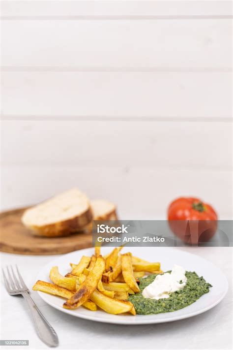 시금치 토마토와 얇게 썬 빵을 곁들인 감자 튀김 음식 컨셉으로 공간 복사 0명에 대한 스톡 사진 및 기타 이미지 0명 감자 요리 개념 Istock