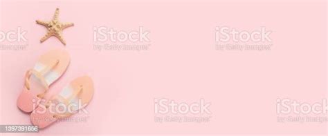 해변 플립 플롭 분홍색 배경에 불가사리 상단 보기 플랫 레이 기치 0명에 대한 스톡 사진 및 기타 이미지 0명 계절 관광 Istock