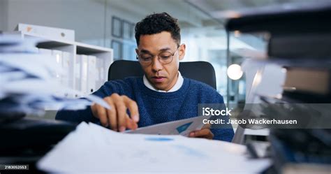 문서 읽기 행정 검토 또는 전략을 위해 사무실에서 사업가와 함께보고합니다 회계 재무 및 부기 서류 정리 또는 정리를 위해 직장에서 직원과 함께 35 39세에 대한 스톡 사진