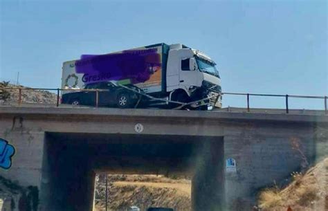 Τραγωδία στο Ηράκλειο Φορτηγό έπεσε πάνω σε αγροτικό και μηχανή ένας