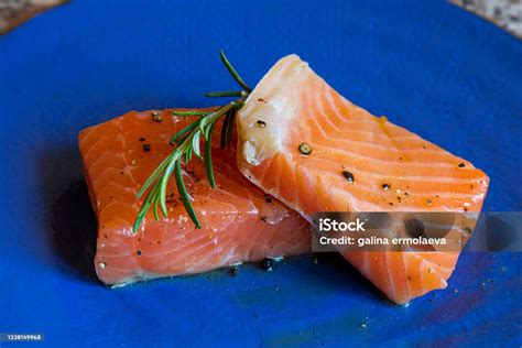 대리석 배경에 파란색 접시에 세이지와 로즈마리 잎으로 장식 된 절인 연어 조각 0명에 대한 스톡 사진 및 기타 이미지 0명 건강한 생활방식 건강한 식생활 Istock