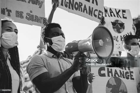 코로나바이러스 발병 시 기후 변화에 대한 다양한 문화와 인종 시위에서 도로에 시위자 의 그룹 아프리카 계 미국인 남자 얼굴에 초점 시위에 대한 스톡 사진 및 기타 이미지