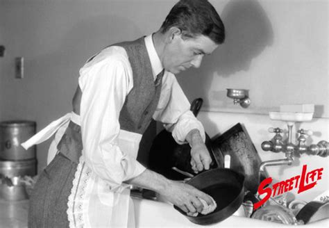 Super Sex για τους άντρες που πλένουν στην κουζίνα τα πιάτα Streetlife