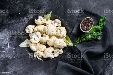그릇에 작은 조각으로 자른 신선한 유기농 콜리플라워 검은 색 배경 위쪽 보기 강판에 갈기에 대한 스톡 사진 및 기타 이미지 강판에 갈기 건강한 식생활 검정색 배경