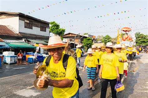 태국 수코타이 거리에서 새 해 송 크 란 물 축제를 축 하 하는 태국 사람 4월에 대한 스톡 사진 및 기타 이미지 4월 Marching Band 거리 Istock