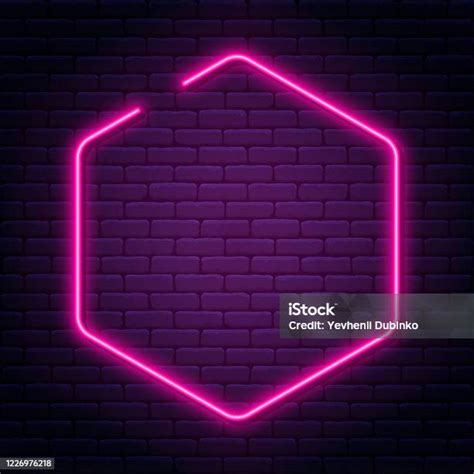팔각형 모양의 네온 사인 밝은 네온 빛 조명 팔각형 프레임 어두운 배경에 빛나는 보라색 네온 튜브 80 년대와 90 년대 스타일의 간판 또는 배너 템플릿 0명에 대한 스톡