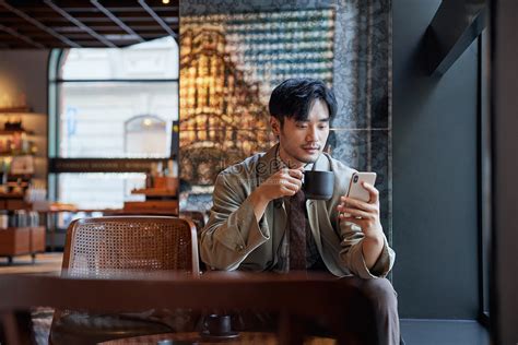 커피숍에서 애프터눈 티를 마시는 성숙한 남자 사진 무료 다운로드 Lovepik