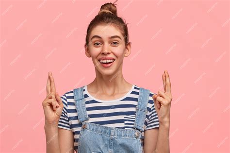 Кавказская женщина в джинсовом комбинезоне Бесплатно Фото