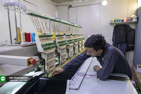 گلدوزی و دوخت پرده جدید ضریح امامین عسکریین تصویر