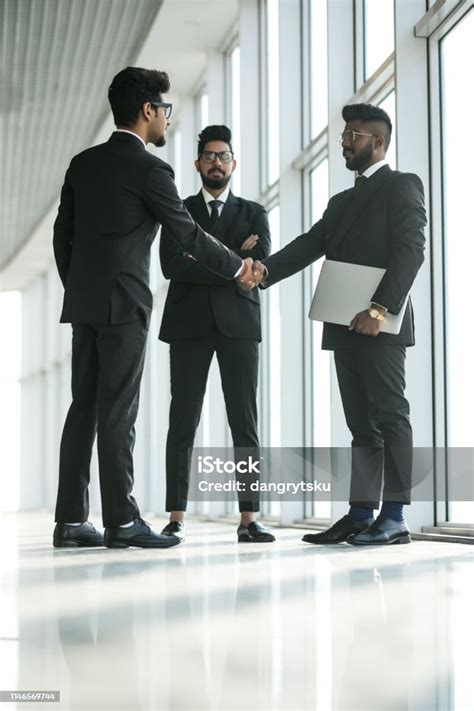 훌륭한 직업 두 쾌활 한 비즈니스 남자 악수 하는 동안 그들의 동료 사무실 배경에서 웃 고 개념에 대한 스톡 사진 및 기타 이미지 Istock
