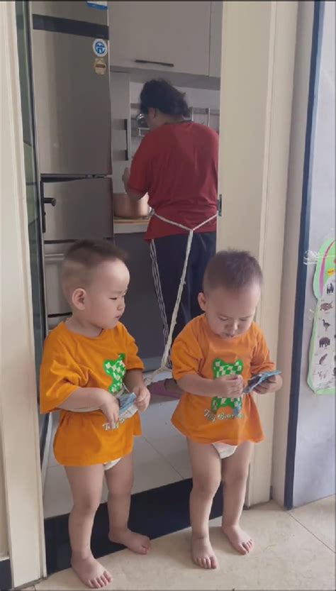 姥姥做饭时将双胞胎外孙拴在腰上，女儿：没想到母亲做饭时这样辛苦 荆楚网 湖北日报网