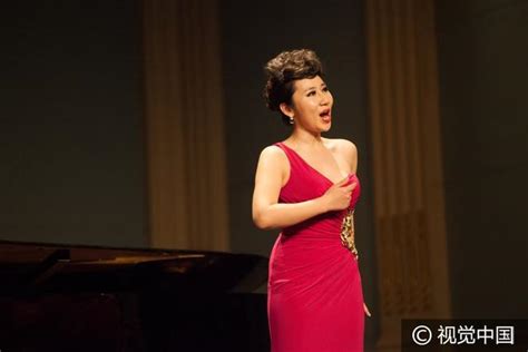 中國歌壇經典歌曲新年音樂會隆重舉行 男、女歌唱家爭唱經典曲目 每日頭條