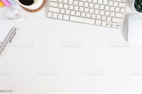 무선 키보드 커피 컵 메모장이 있는 흰색 사무실 책상 텍스트를위한 공간을 복사하십시오 0명에 대한 스톡 사진 및 기타 이미지 Istock