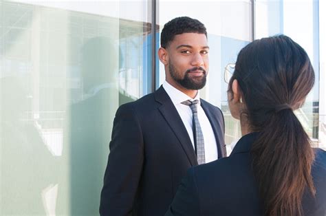 동료와 함께 프로젝트를 논의 하는 긍정적인 비즈니스 리더 2명에 대한 스톡 사진 및 기타 이미지 2명 개념 건강 진단 Istock