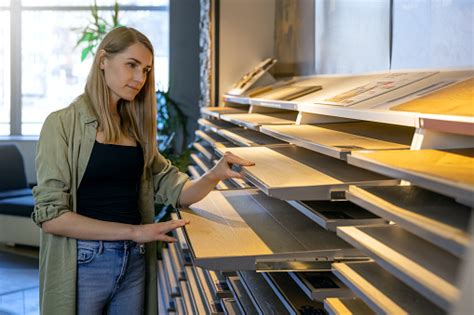 인테리어 디자인 샵에서 샘플에서 재료를 선택하는 디자이너 목재 강화마루에 대한 스톡 사진 및 기타 이미지 목재 강화마루 널판지 서랍 Istock