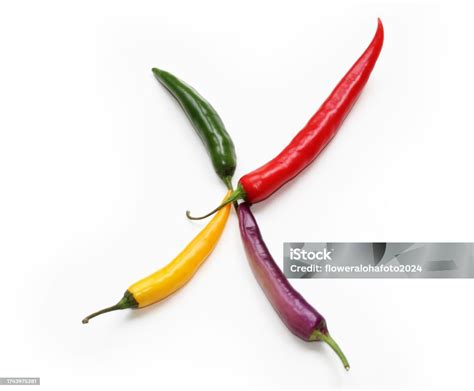 빨강 초록 보라색 노랑 칠리 페퍼로 만든 문자 X 고추 고추로 만든 알파벳 Abc 문자 텍스트 텍스멕스 음식 레스토랑 또는 케이터링용 1월에 대한 스톡 사진 및 기타 이미지